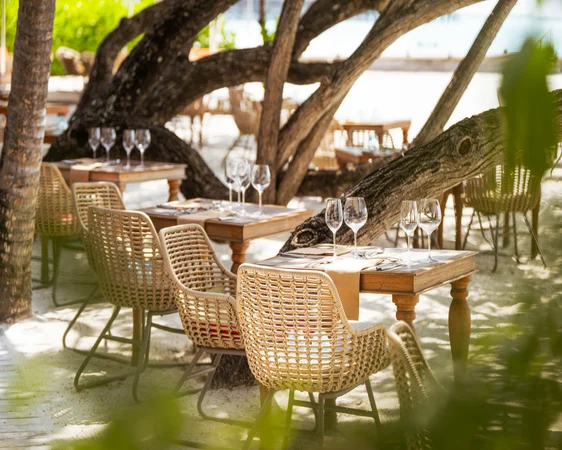 Manta Restaurant | Constance Moofushi